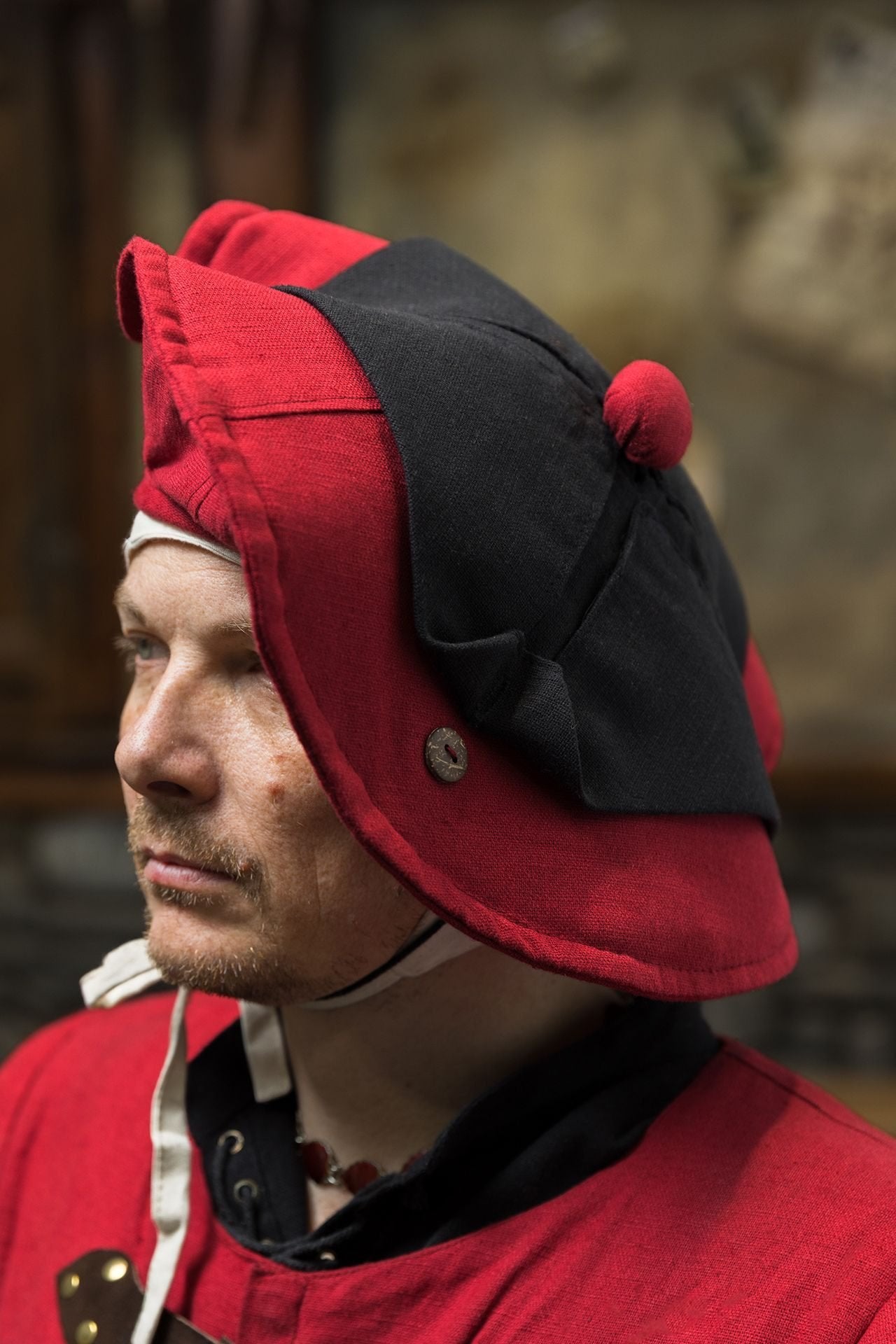 Warhammer Armoury Imperial Hat Type C Dark Red/Black – Dein Larp Shop
